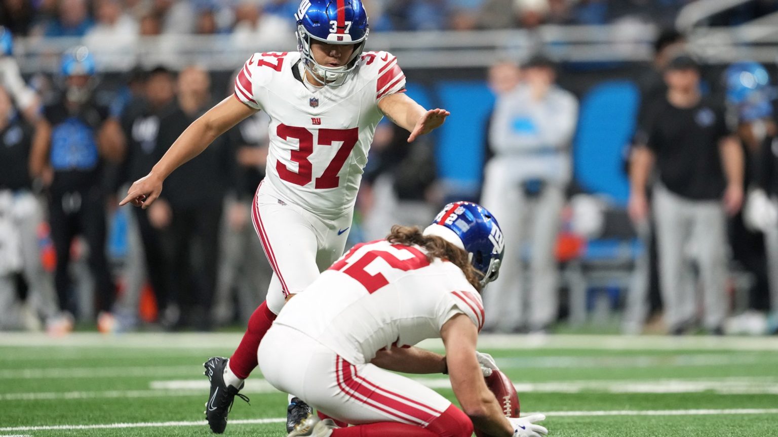 A labda helyett a földbe rúgott, csoda, hogy nem tört el az NFL-játékos ...