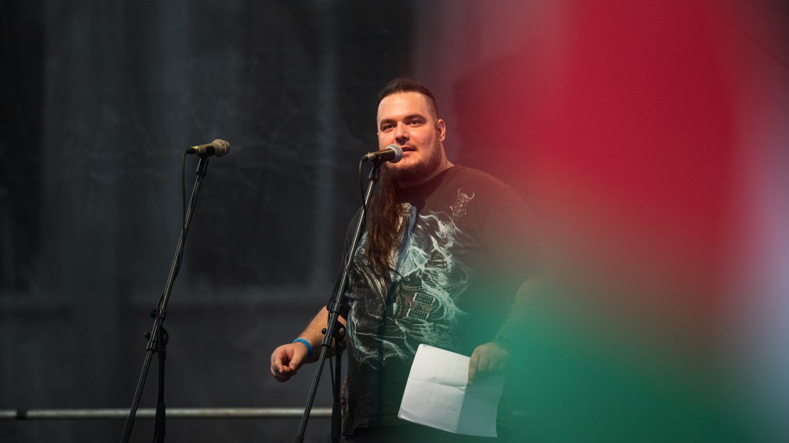 Politikai tartalmú, explicit szövegek miatt mondta le Radics Peti ...
