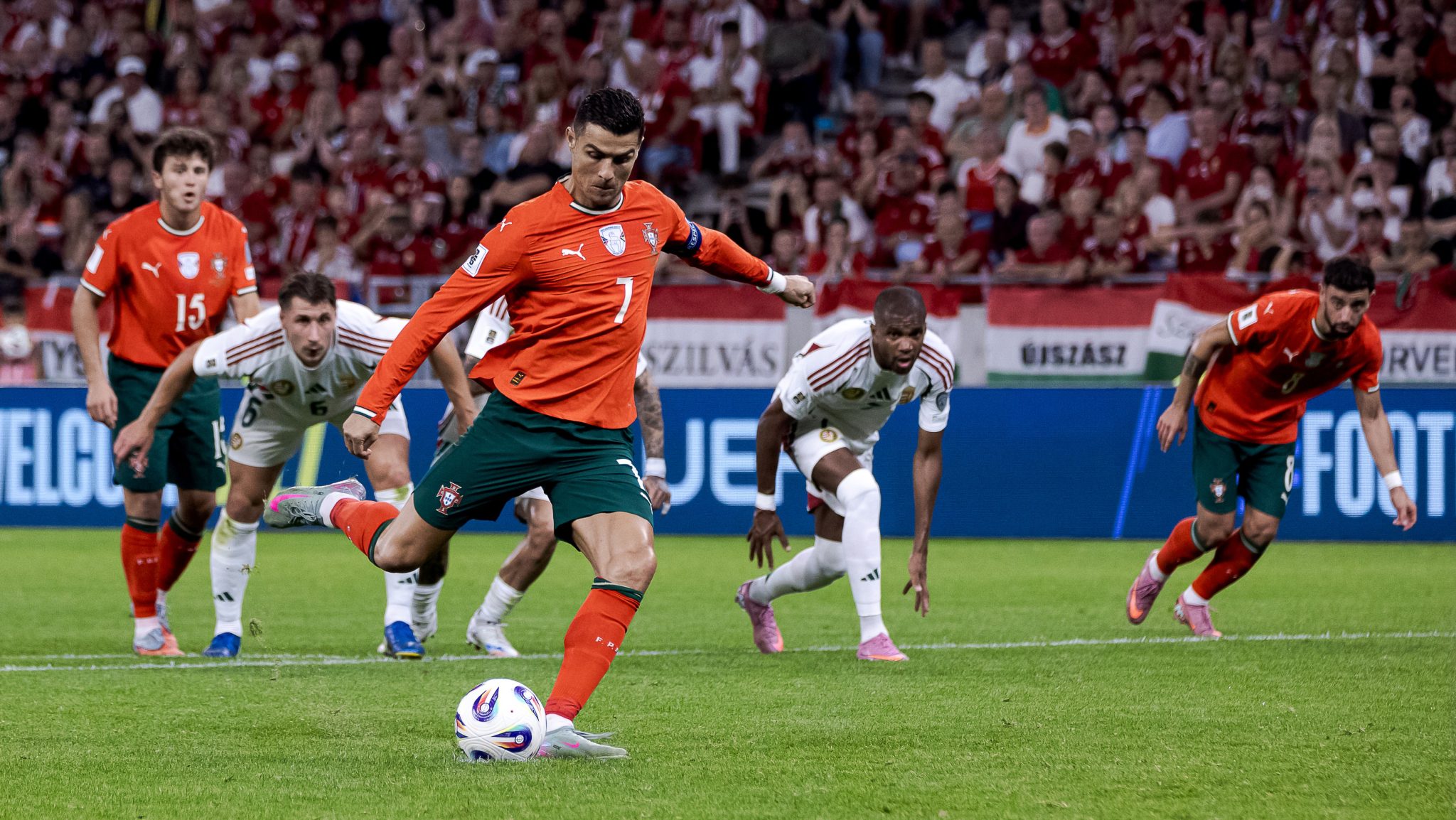 Videón, amint Cristiano Ronaldo egy robotkapusnak próbál gólt lőni | 24.hu