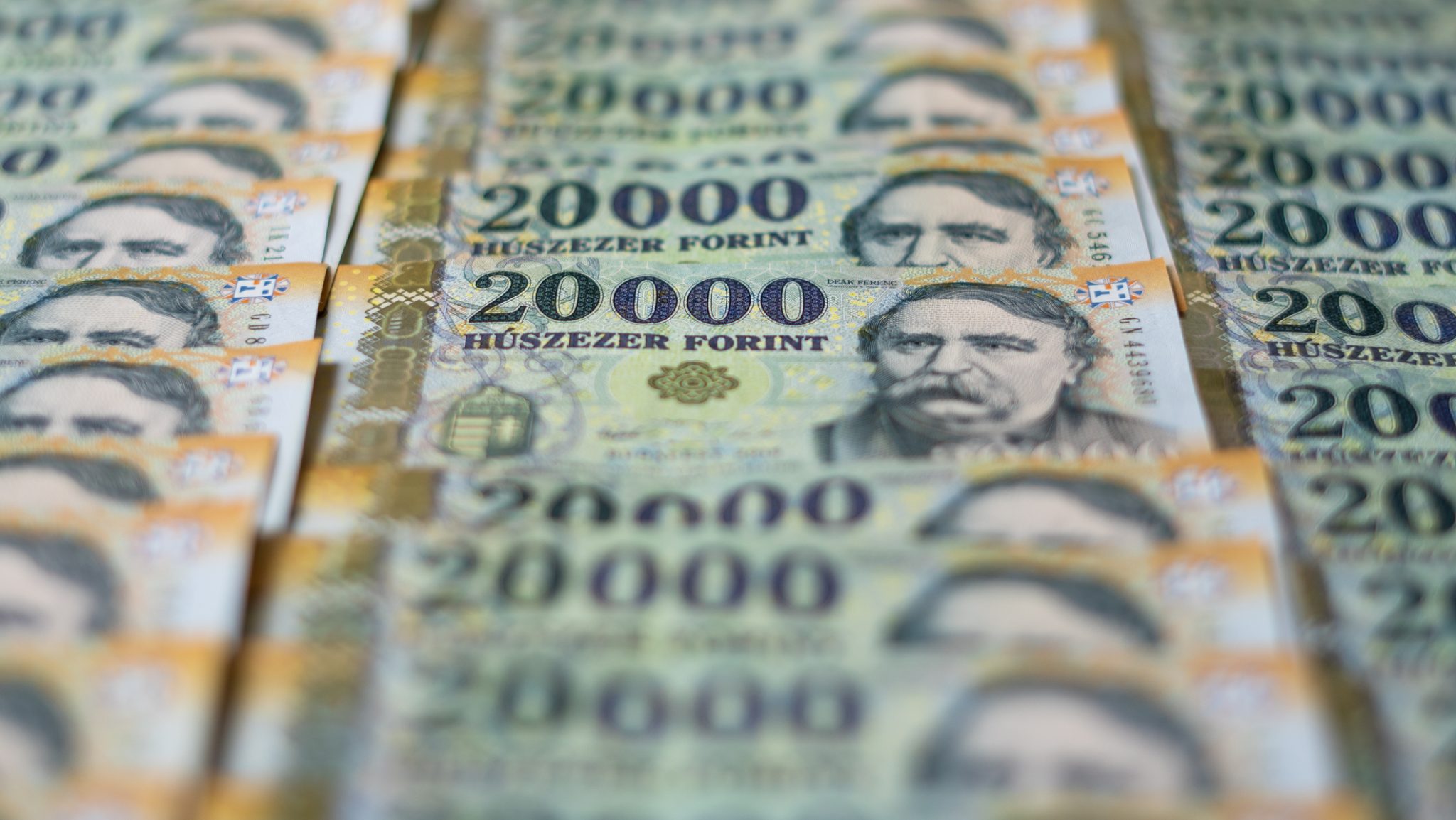 MNB: a választási pénzosztás nyomán azonnal elkölthetnek a magyarok 1300 milliárdot | 24.hu