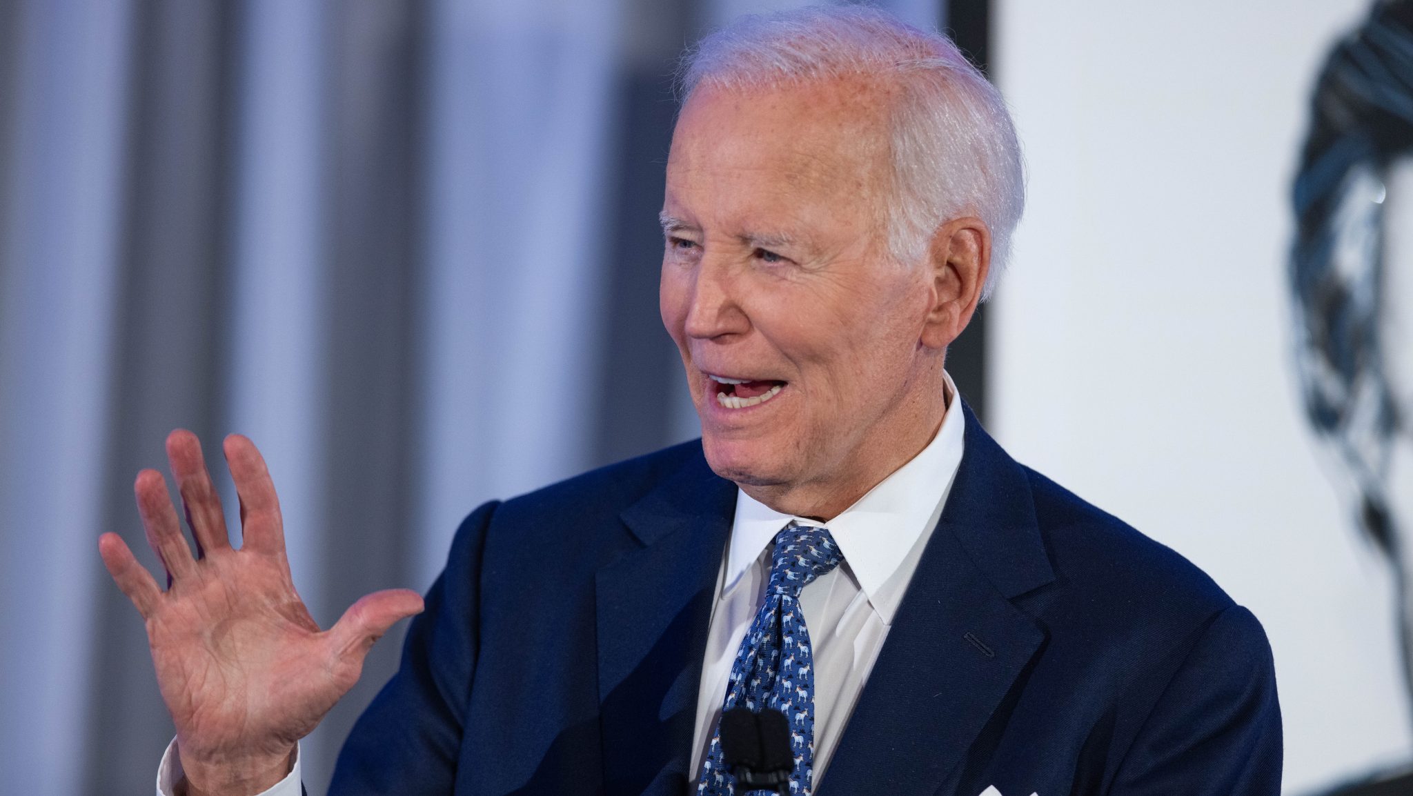 Életműdíjat kapott Joe Biden az LMBTQ+ közösségért tett munkájáért | 24.hu