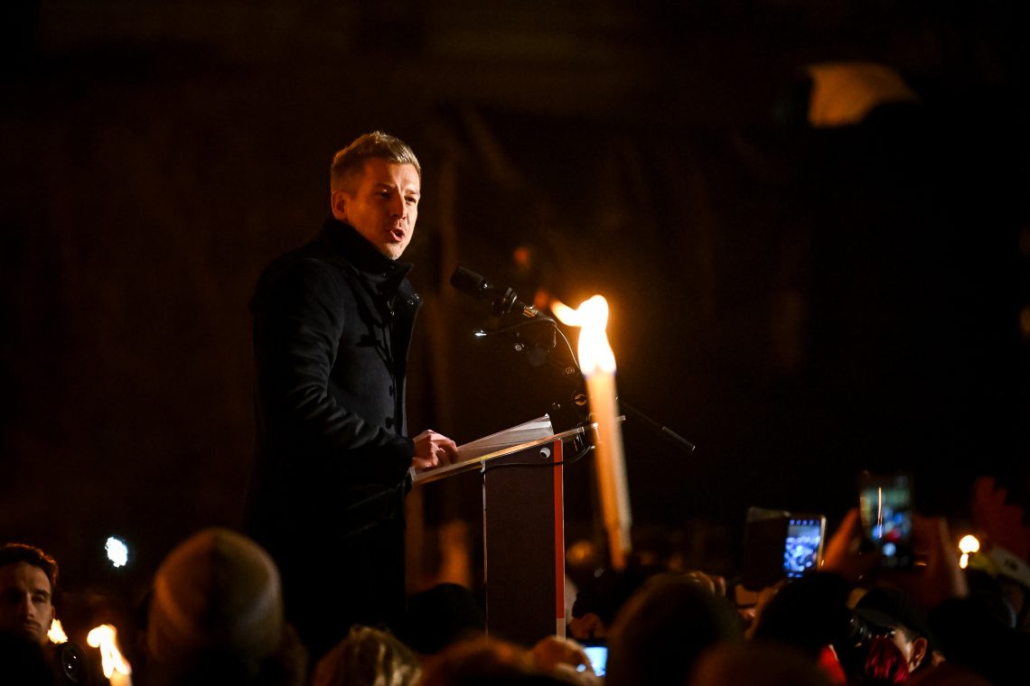 Magyar Péter: Ajtókilincsekkel, botokkal verik, lábbal rugdossák a ...