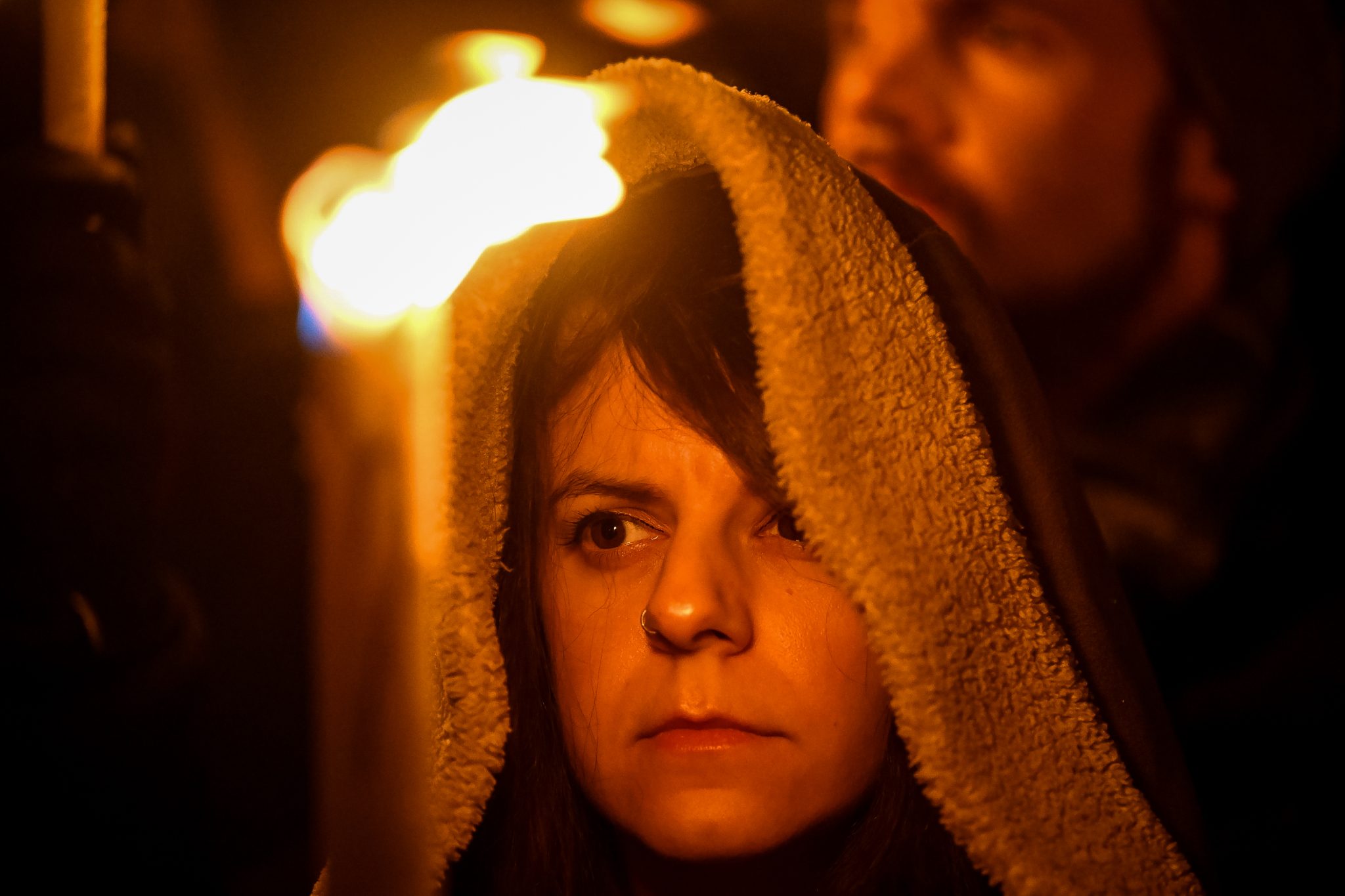 Magyar Péter: Ajtókilincsekkel, botokkal verik, lábbal rugdossák a ...