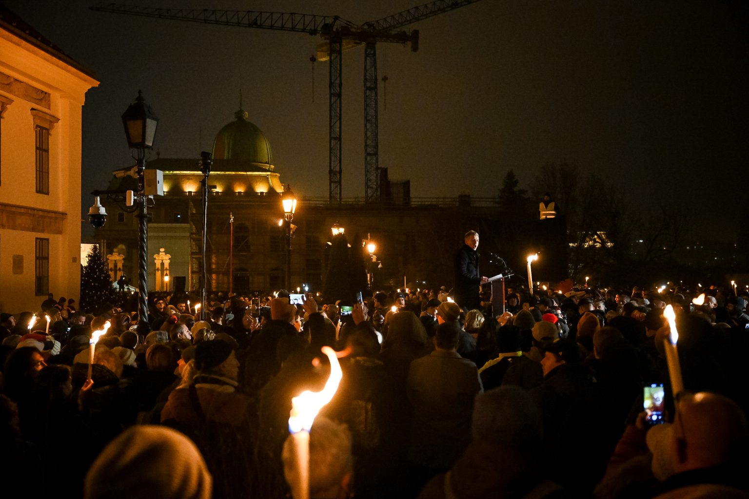 Magyar Péter: Ajtókilincsekkel, botokkal verik, lábbal rugdossák a ...