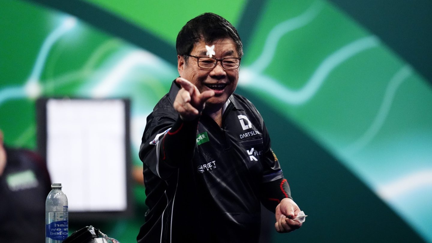 Történelem a dartsvébén: ennyi idősen még senki sem nyert meccset | 24.hu