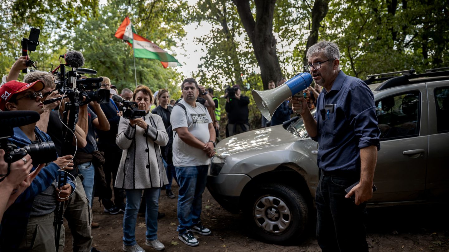 Megbírságolták a Hadházy autójának hajtó őrt | 24.hu