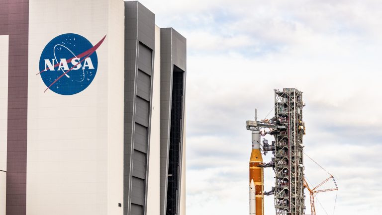 A NASA bejelentette: már az indítóállomáson van a rakéta, ami újra ...