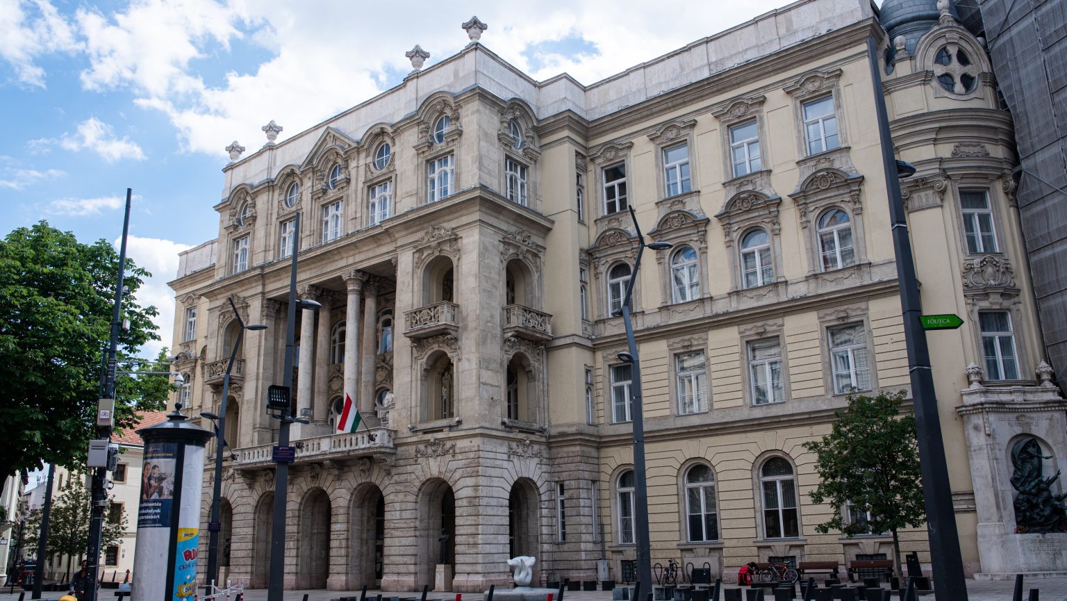 Tiltott adatszerzés miatt fogtak el egy fiatalt az ELTE jogi karán | 24.hu
