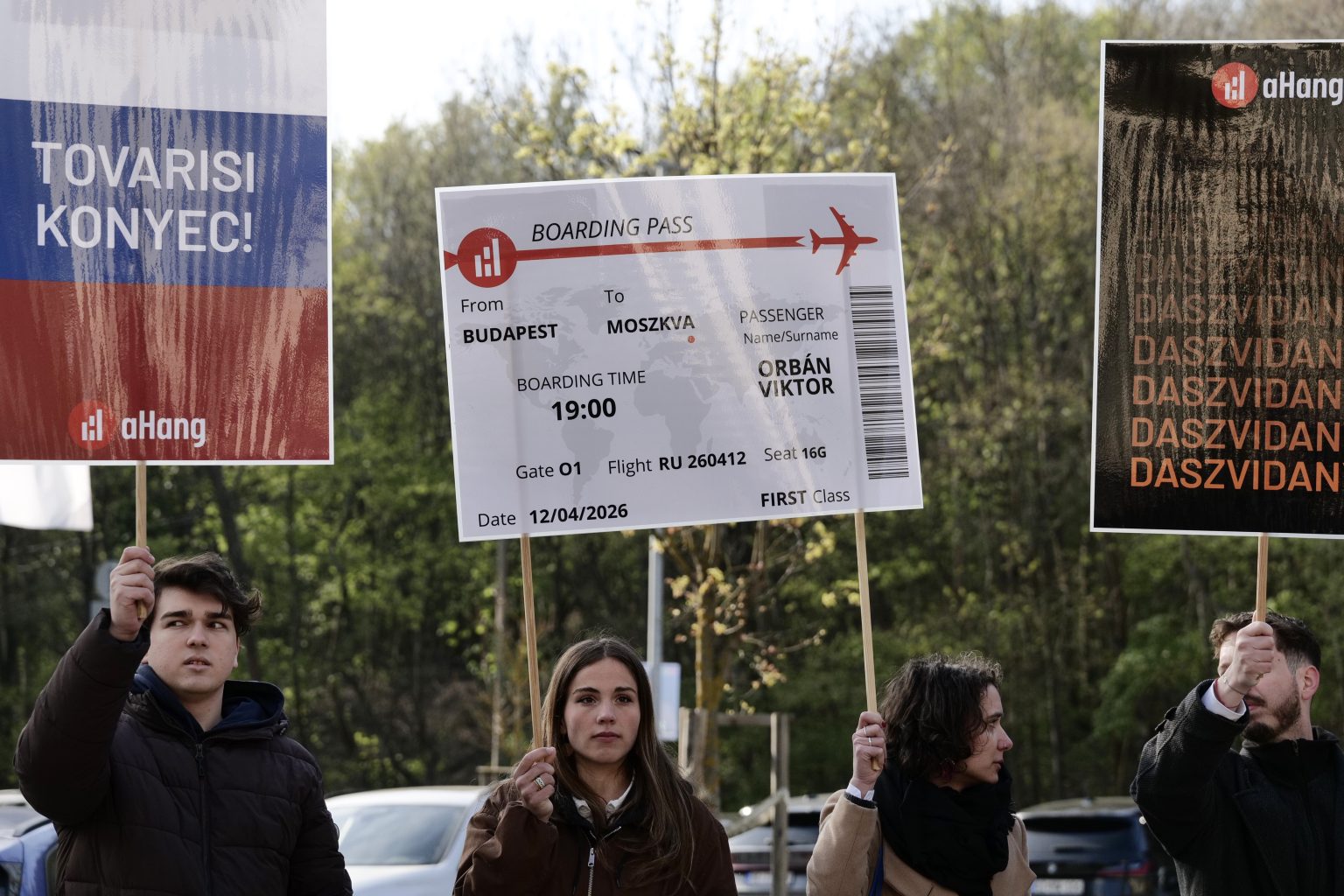 Az aHang Moszkvába tartó repülőjeggyel várta Orbánt a szavazás után | 24.hu