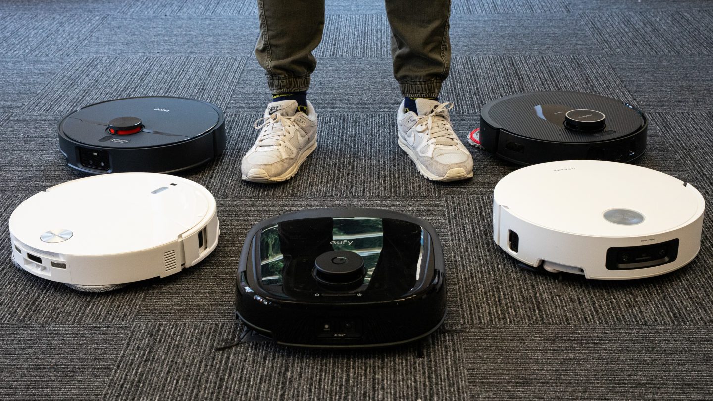 Melyik a legjobb robotporszívó? Leteszteltünk öt új modellt, és van ...