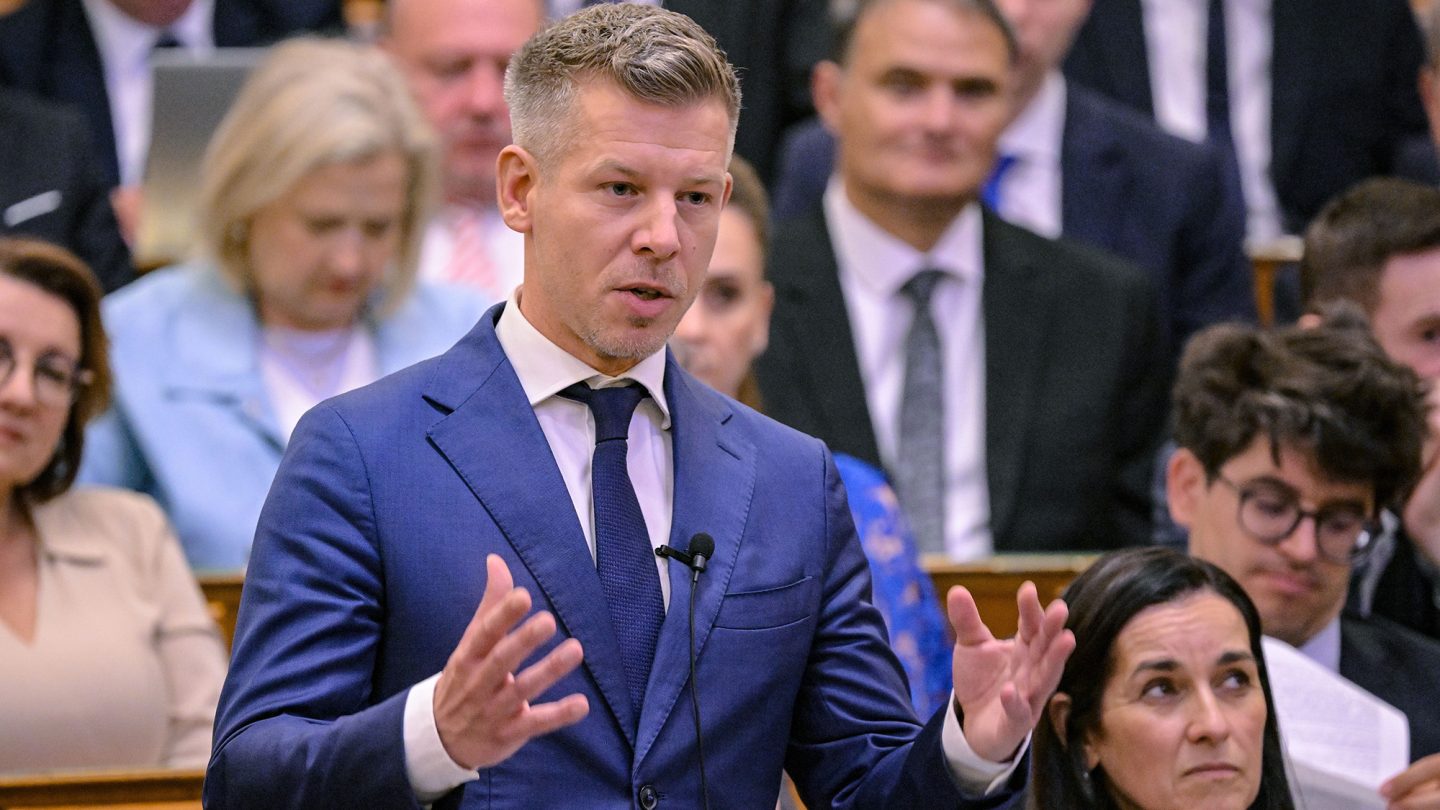 Magyar Péter odalépett Gulyás Gergelyhez | 24.hu