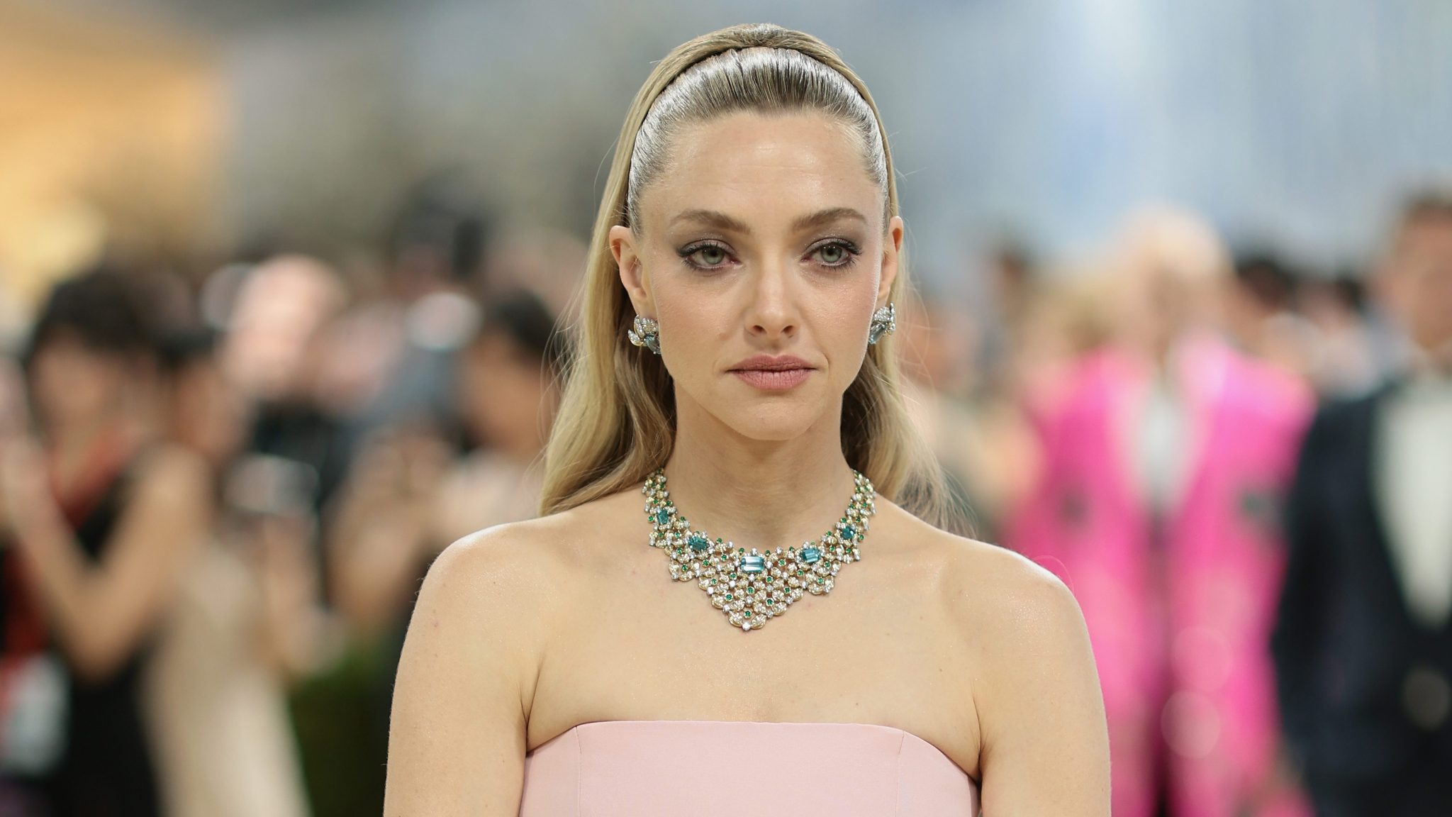 Amanda Seyfriednek testőrrel kellett járnia, miután Charlie Kirkről írt ...