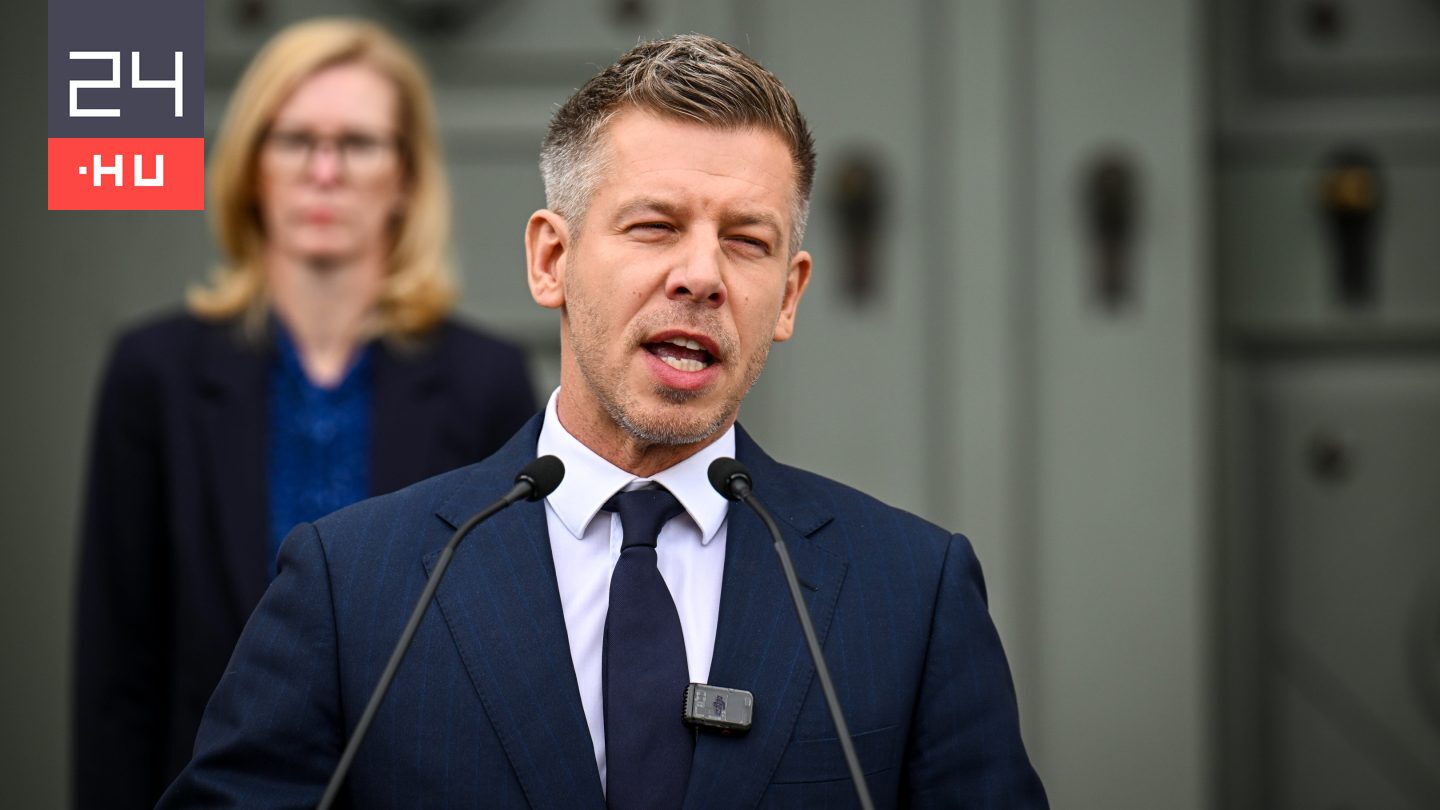 Magyar Péter a Sándor-palotánál | 24.hu