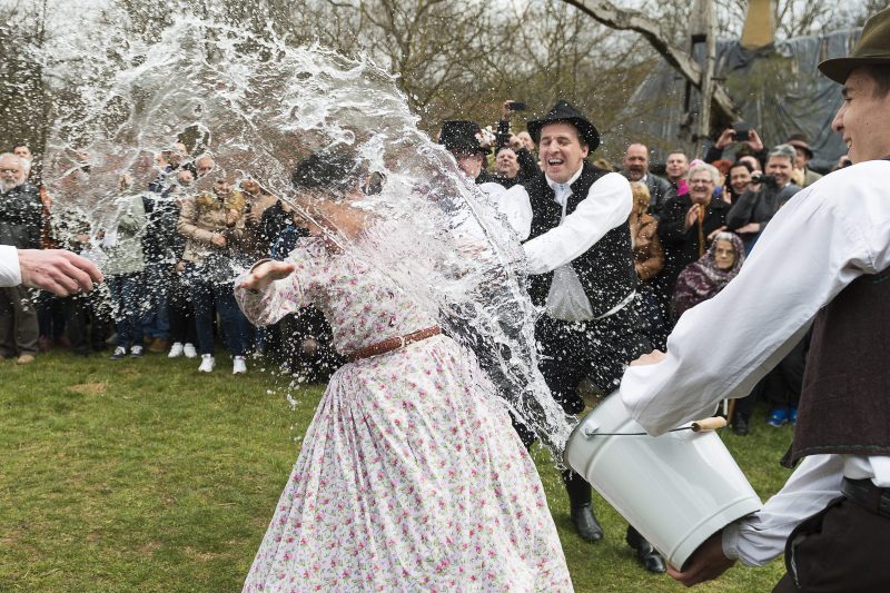 Vidéken még őrzik a húsvéti locsolkodás hagyományait | Sokszínű vidék