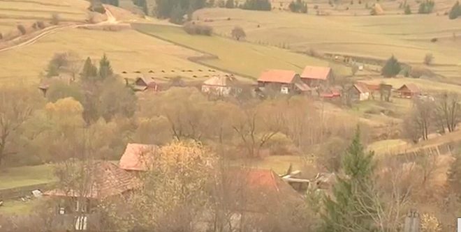 Otthagyta a várost, és egy elhagyatott falu egyetlen lakója lett ...