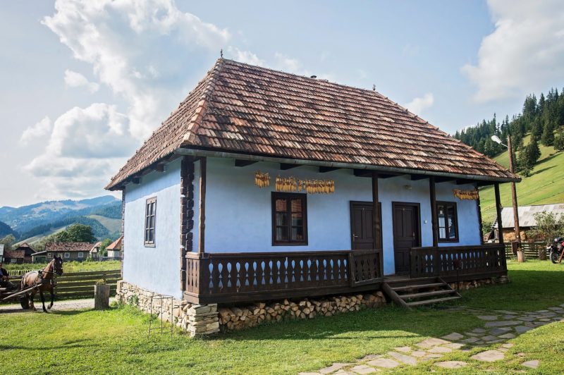 Saját telkén épített csángó falut a Gyimesekben egy székelyföldi család ...