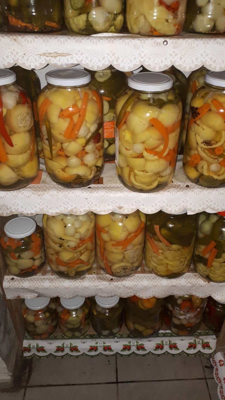 A jó savanyúság titka az alapanyag, a hozzáértő kéz és a szív ...