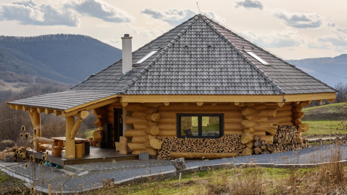 Álomházakat épít rönkfából egy erdélyi mester | Sokszínű vidék