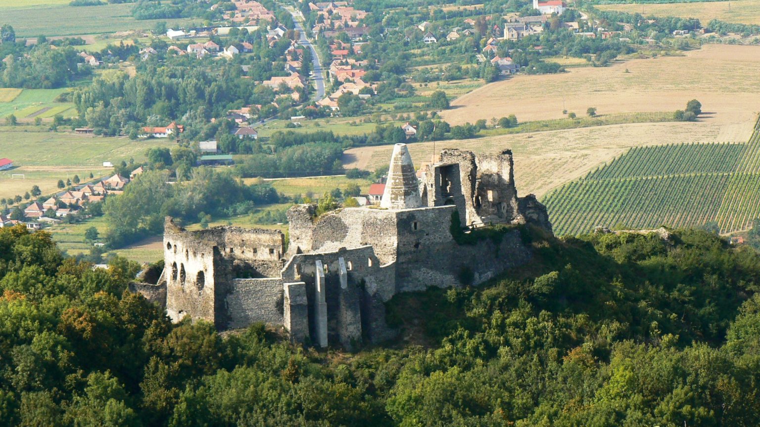 Somlói vár, Tátika vára, Rezi vára: a Dunántúl három kihagyhatatlan ...
