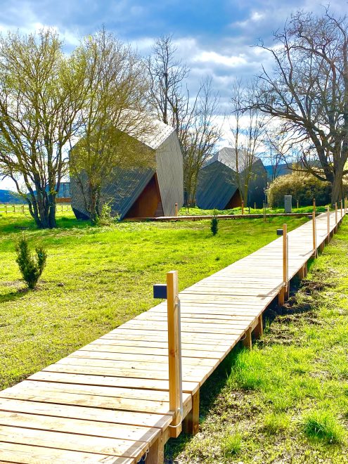 Erdőn-mezőn, de a világ minden apró luxusával – a TreeHouses Kapolcs ...