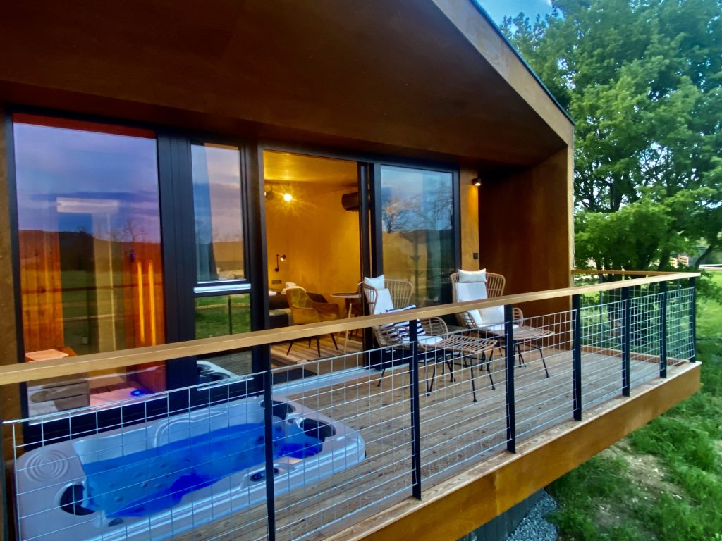 Erdőn-mezőn, de a világ minden apró luxusával – a TreeHouses Kapolcs ...
