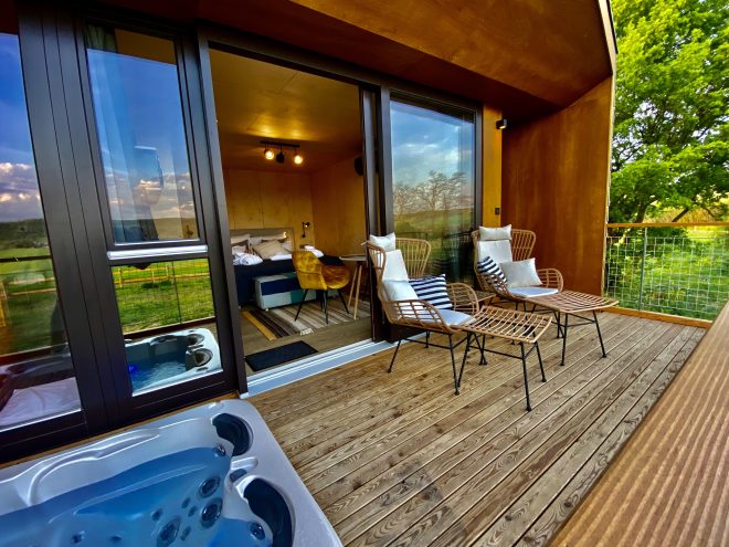 Erdőn-mezőn, de a világ minden apró luxusával – a TreeHouses Kapolcs ...
