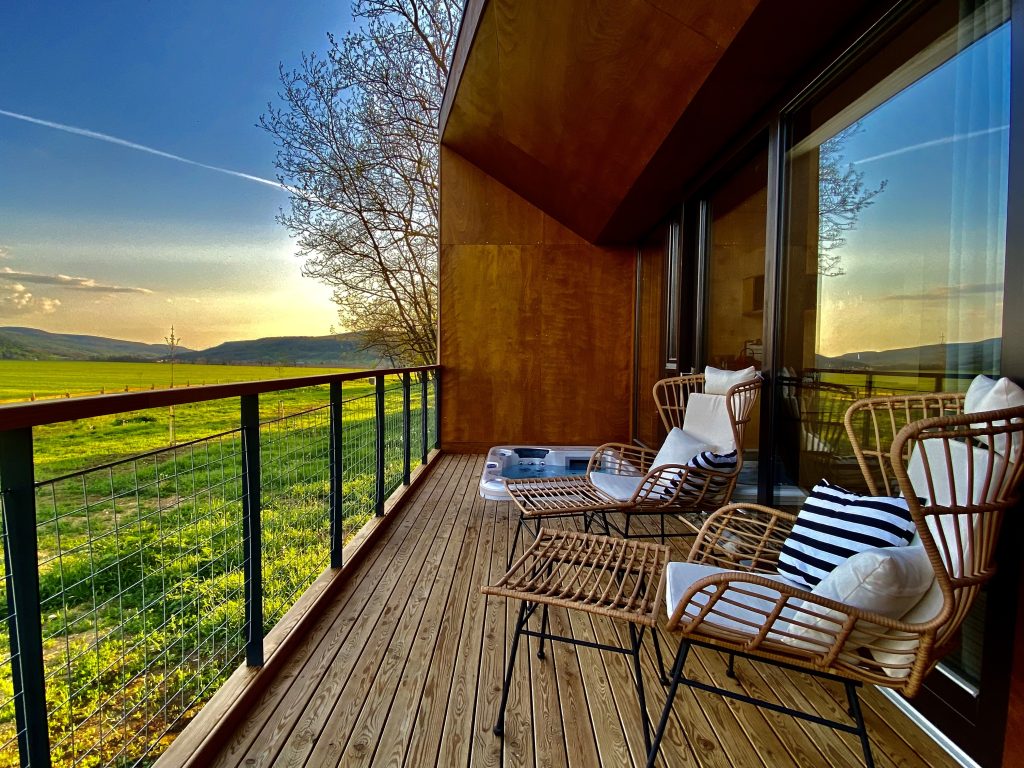 Erdőn-mezőn, de a világ minden apró luxusával – a TreeHouses Kapolcs ...