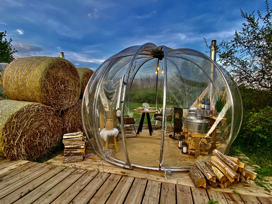 Erdőn-mezőn, de a világ minden apró luxusával – a TreeHouses Kapolcs ...