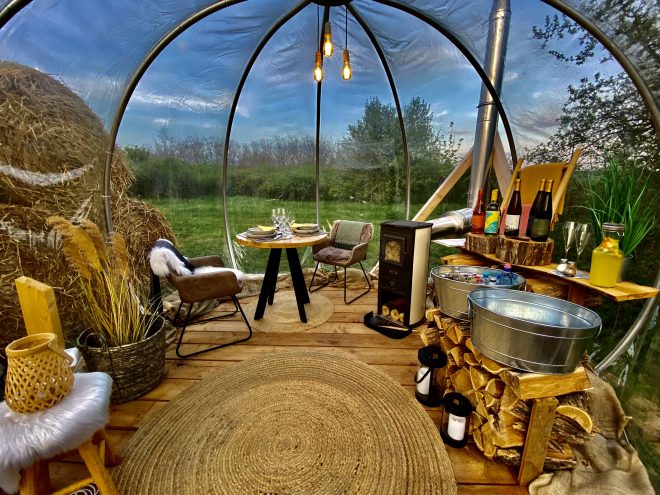 Erdőn-mezőn, de a világ minden apró luxusával – a TreeHouses Kapolcs ...
