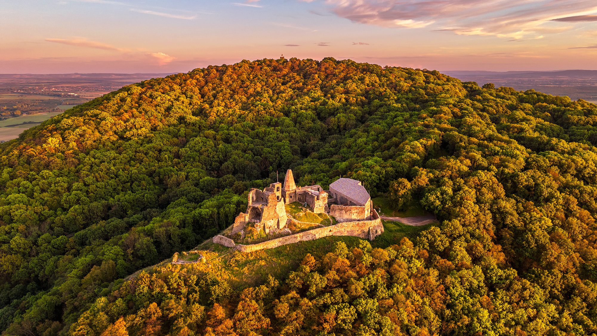 Csodálatos alkonyi fényben a somlói vár | Sokszínű vidék