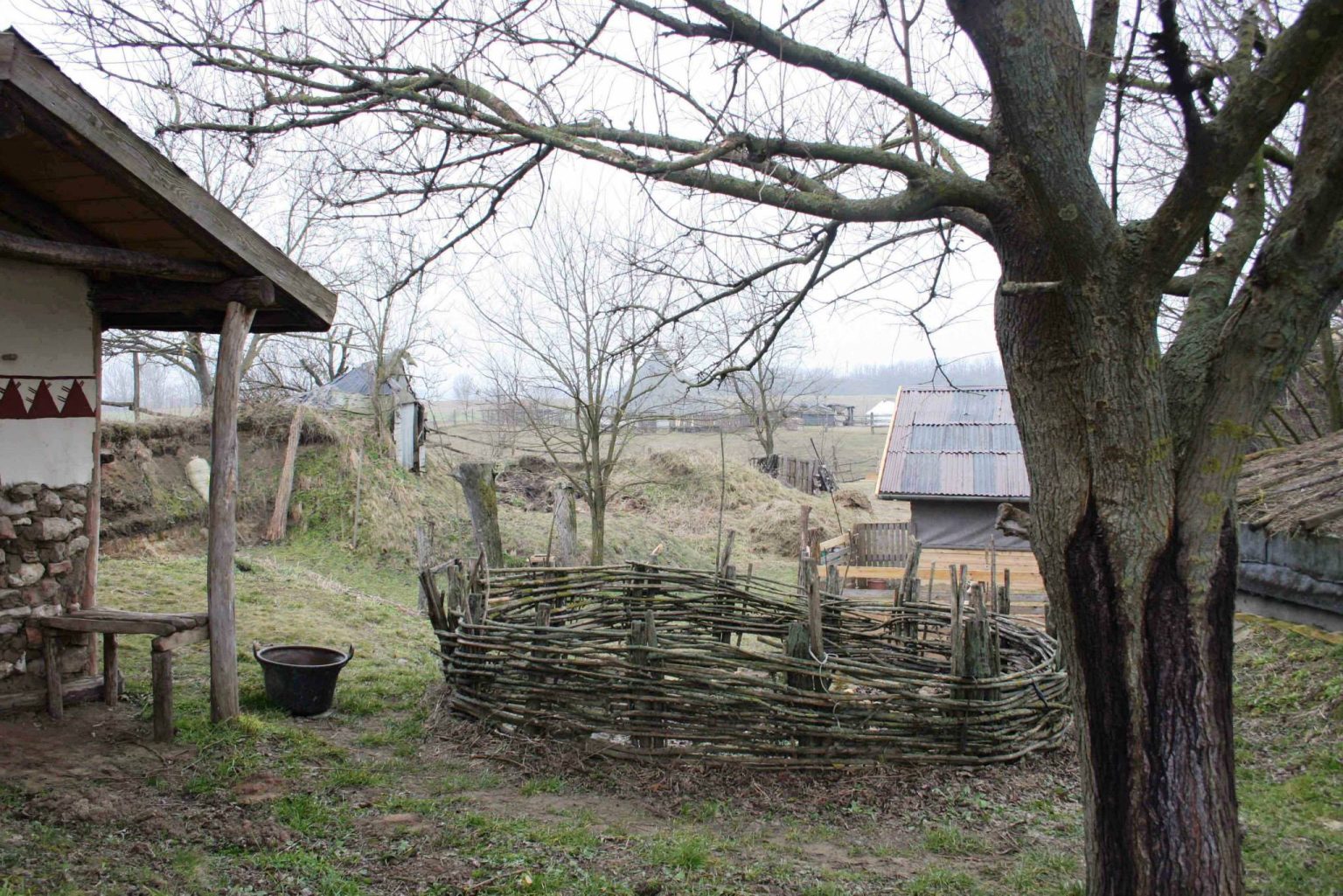 Őskori házakat épít a regölyi fegyverkovács | Sokszínű vidék