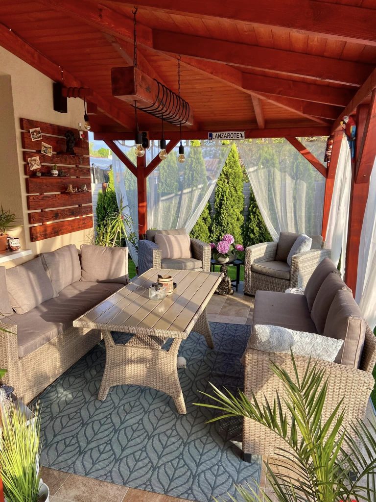 Mediterrán hangulatú teraszt épített a gyáli család | Sokszínű vidék