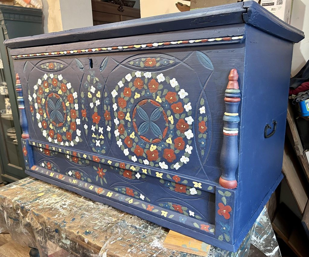 Bútorfestőként alkot a nyugdíjba vonult kutyaterápiás tanárnő | Sokszínű vidék