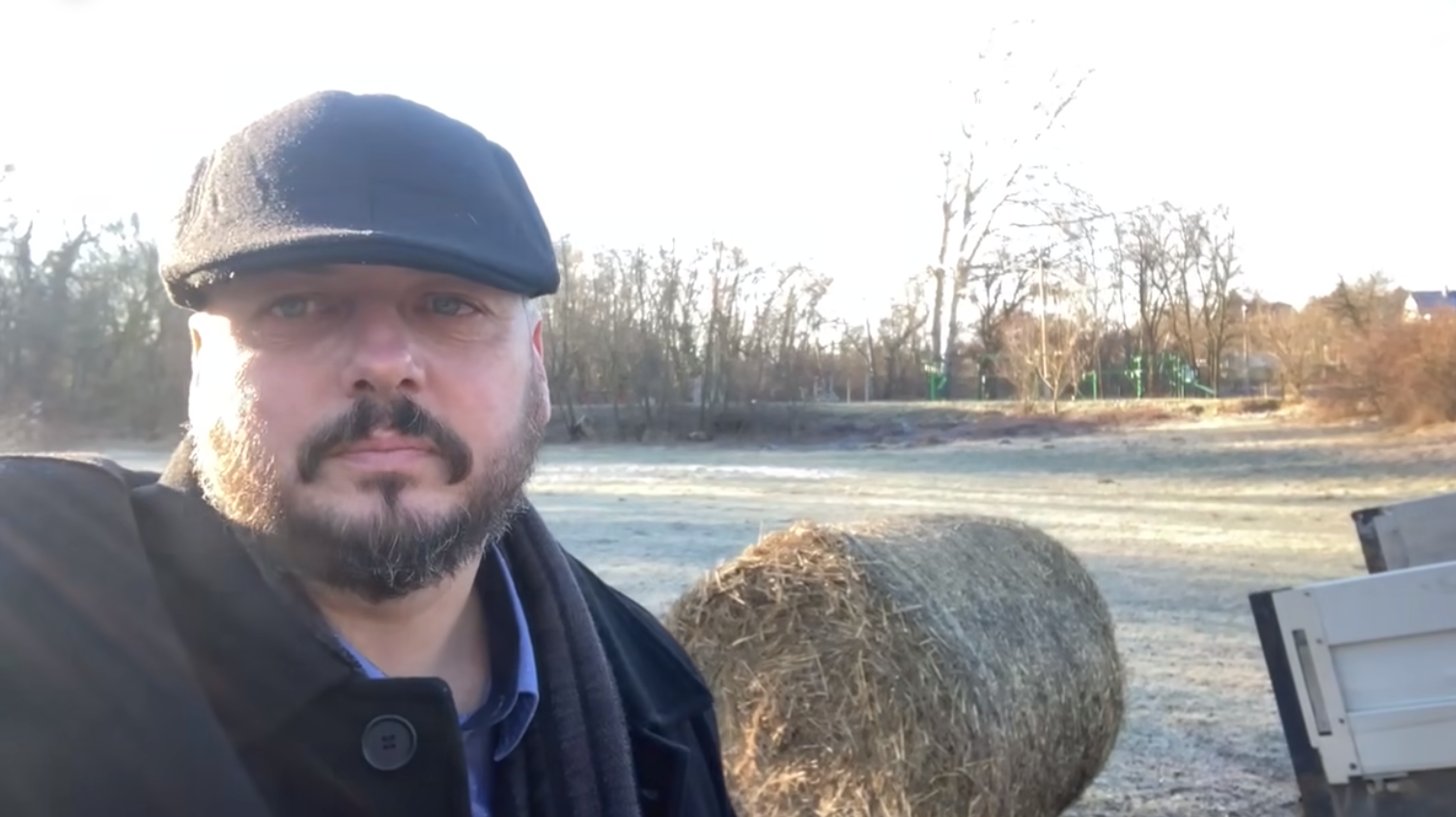 Szalmabálával segíti az állatok védelmét a kemény mínuszokban Kerepes ...