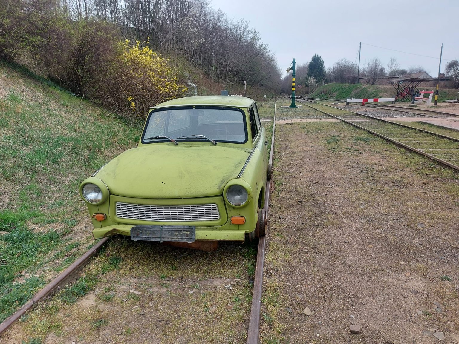 Zöld Trabant jár egy lezárt baranyai vasútszakaszon | Sokszínű vidék