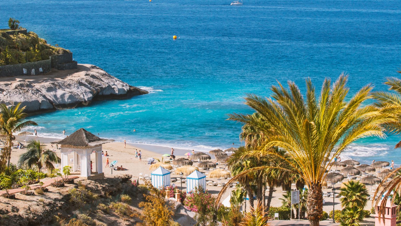 Szennyezett vízben fürödnek a turisták a népszerű sziget több strandján ...
