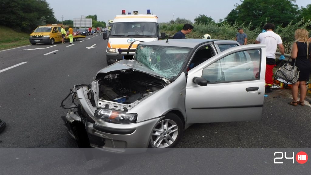Kamionnak, majd szalagkorlátnak csapódott egy autó az M1-esen | 24.hu
