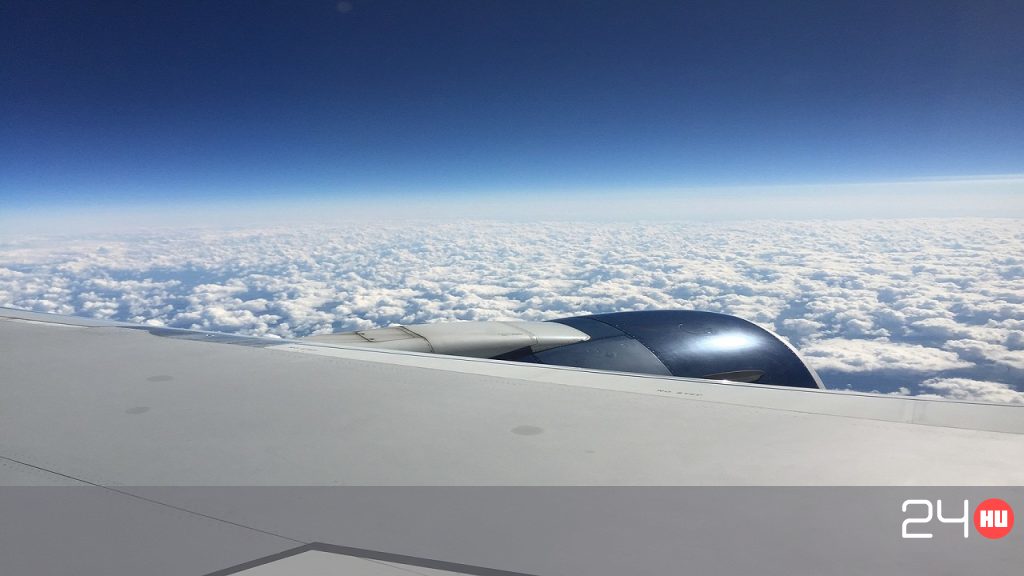 Pánik a repülőn! Kigyulladt az utasszállító egyik motorja – VIDEÓ | 24.hu