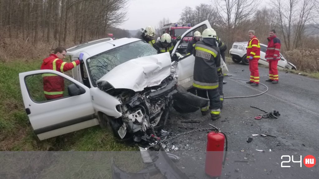 Baleset Zalában: fotókon, ahogy mentik a kocsiba szorult sofőrt | 24.hu Baleset Zalában: fotókon, ahogy mentik a kocsiba szorult sofőrt | 24.hu