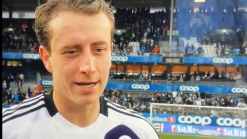 "Bal kézben a mobilom, jobb kezemben a farkam" – meglepte a riportert ...