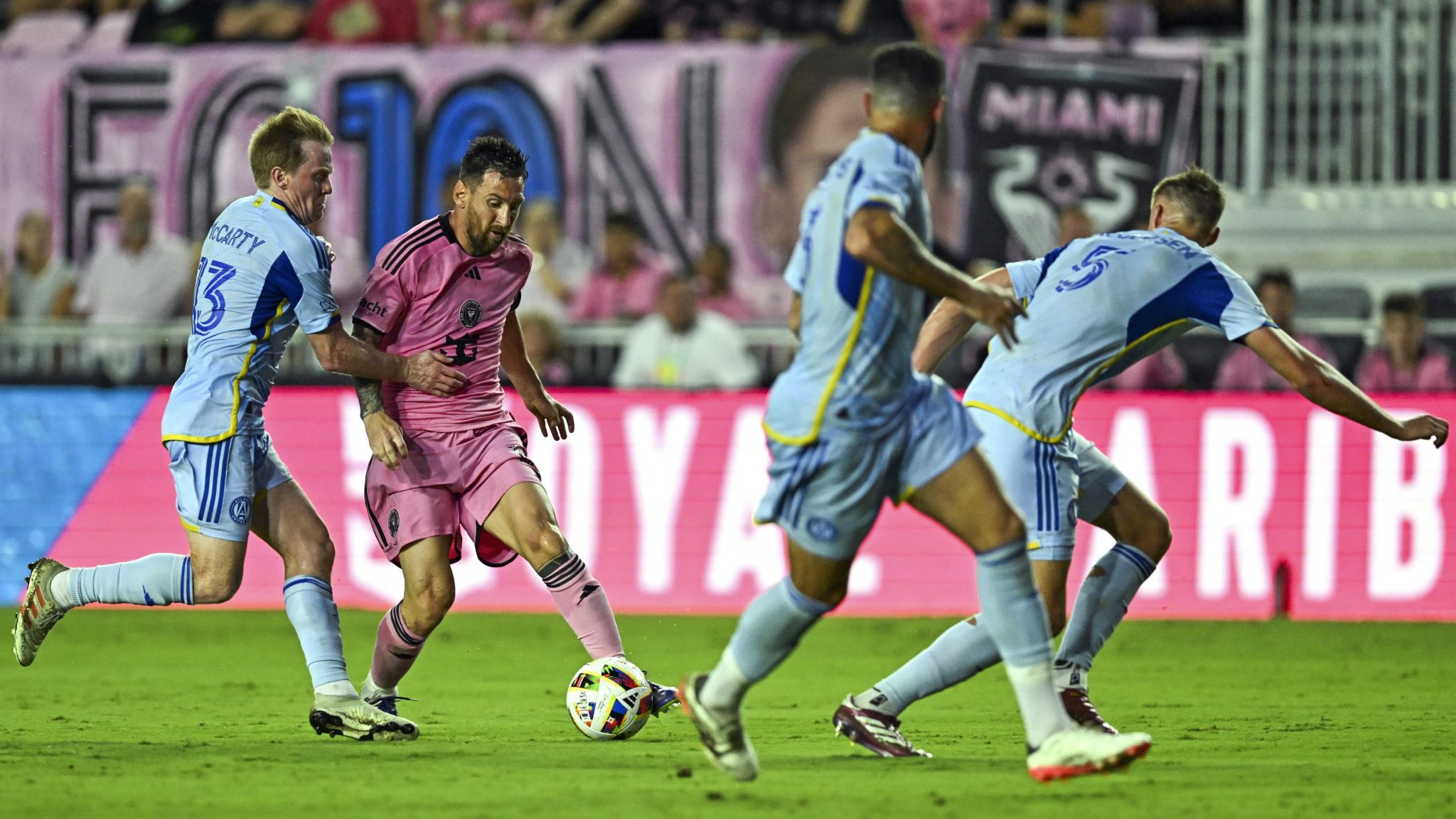 Hiába vetődött a kapus, nem tudta védeni Messi alsó sarokba tartó ...