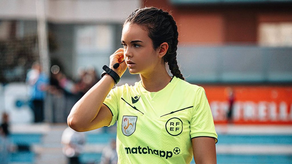 Élvonalba vágyna a 21 éves spanyol bíró, akivel már meccs közben is ...