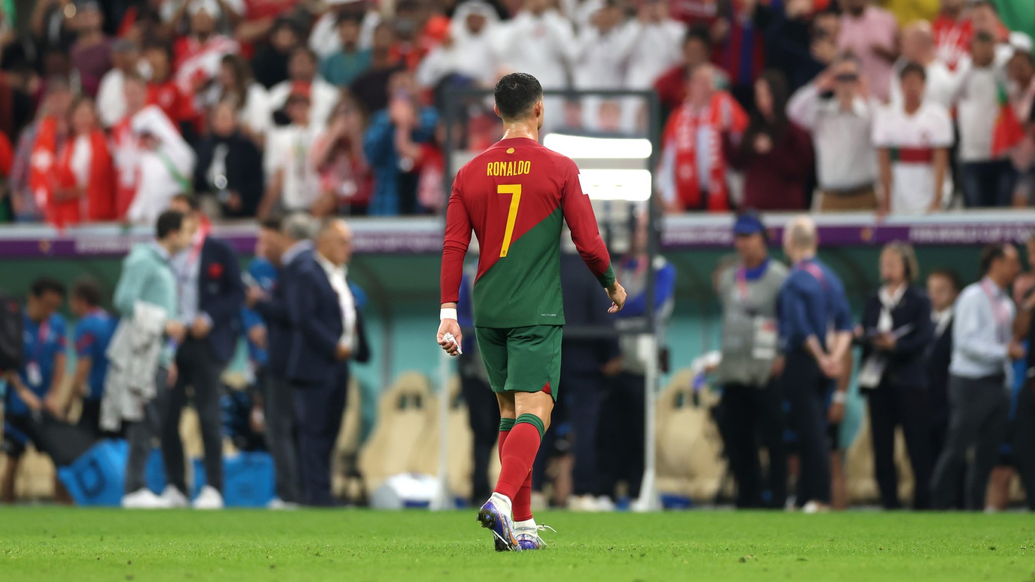 Amíg a többiek a szurkolókkal ünnepeltek, Cristiano Ronaldo az öltözőbe ...